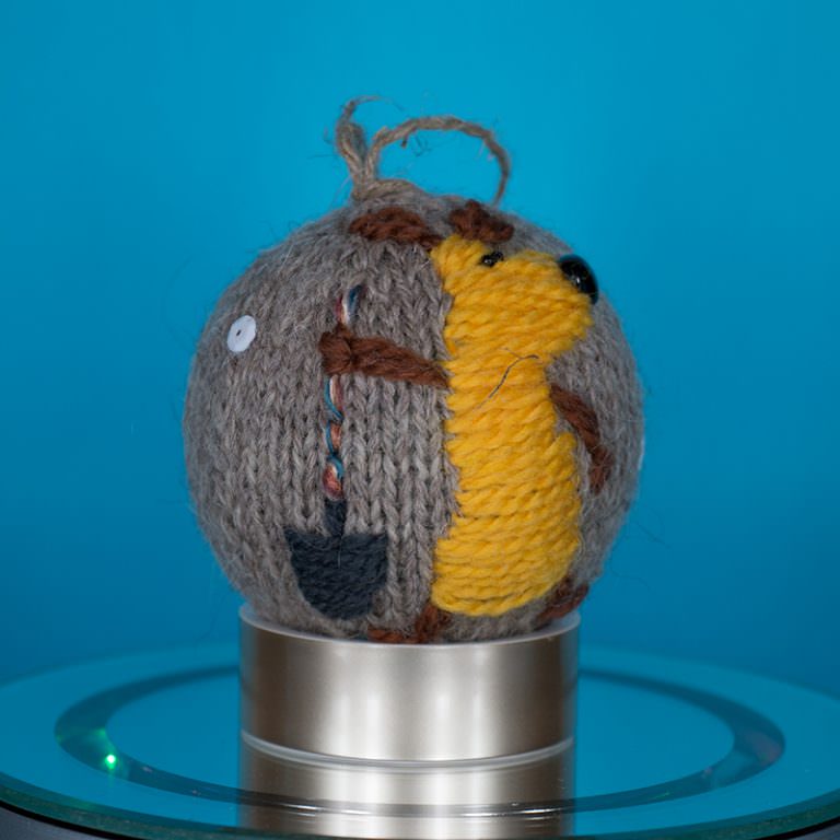 Вязаные шарики с собаками — Новогодние/ Рождественские елочные игрушки