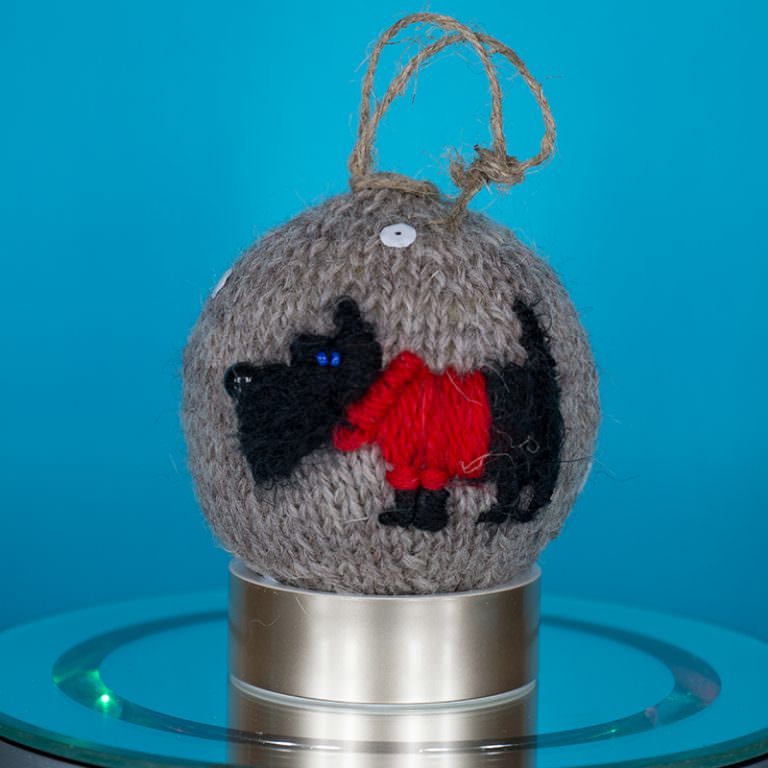 Вязаные шарики с собаками — Новогодние/ Рождественские елочные игрушки